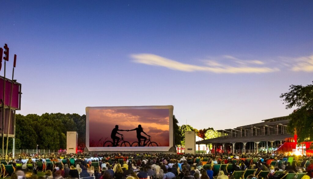 Experience romantic and poetic evenings with open-air cinemas in Paris ...